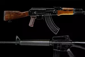 Kalashnikov vs M-16: ukuqhathanisa ezimeni zangempela