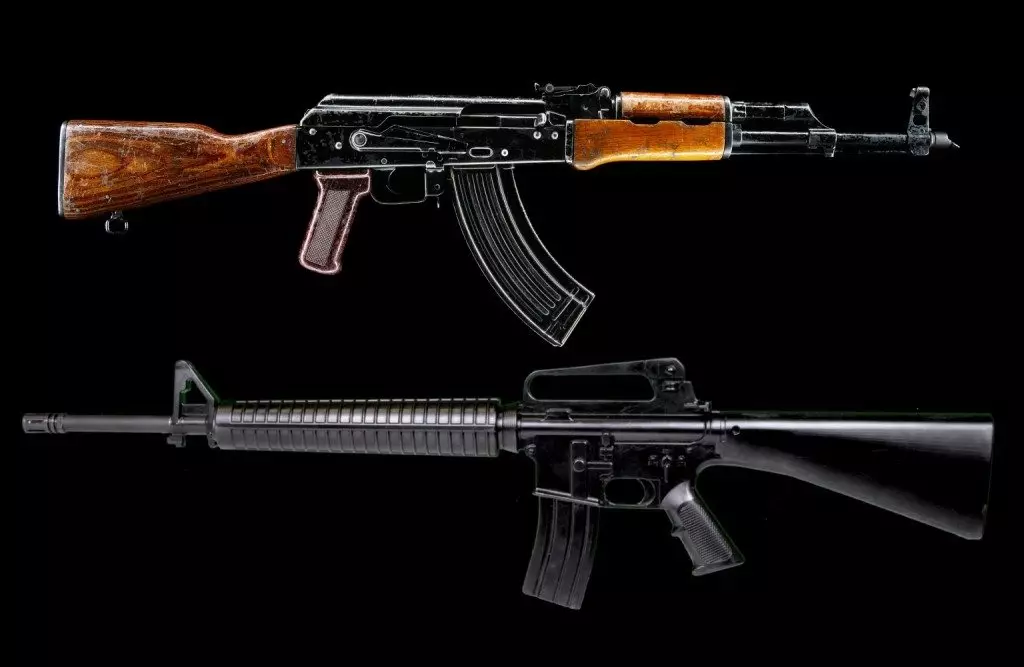 Abmessungen: AK-74M Auch hier hat unser Sturmgewehr einige Vorteile. Zum einen gibt es das Modell AKS74U, das zur Bewaffnung der Besatzungen von Kampffahrzeugen entwickelt wurde und im Innenministerium aktiv eingesetzt wird. Zweitens hat sogar eine normale Kalaschnikow sehr moderate Abmessungen und gibt einem Kämpfer viel mehr Freiheit als die gleiche M-16.