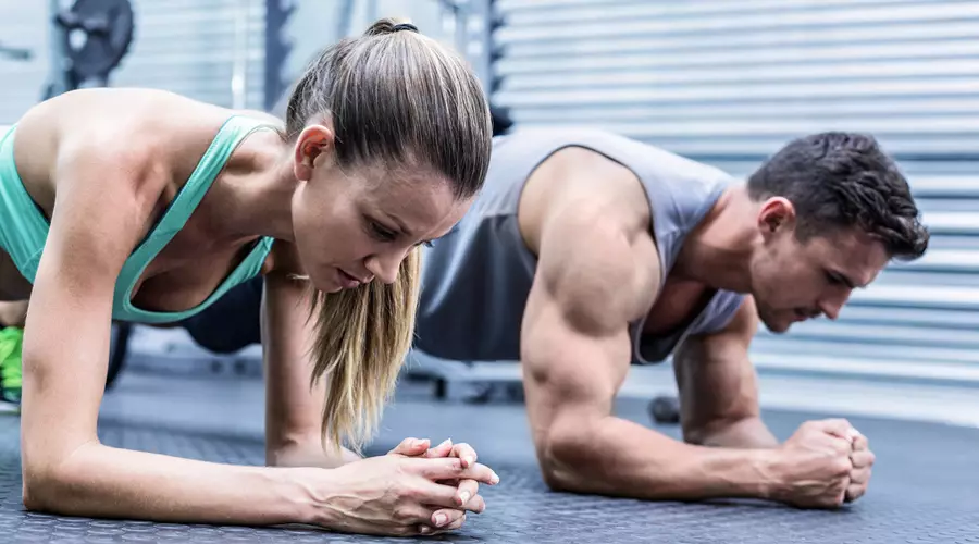 لطالما تم الاعتراف بـ Plank Twisting ، المألوف لدى الجميع ، على أنه تمرين غير فعال. تريد ضخ عضلات البطن الخاصة بك؟ قم بعمل الشريط ، في جميع الاختلافات. ابدأ بدقيقة واحدة وأضف عشرين ثانية لكل تمرين.