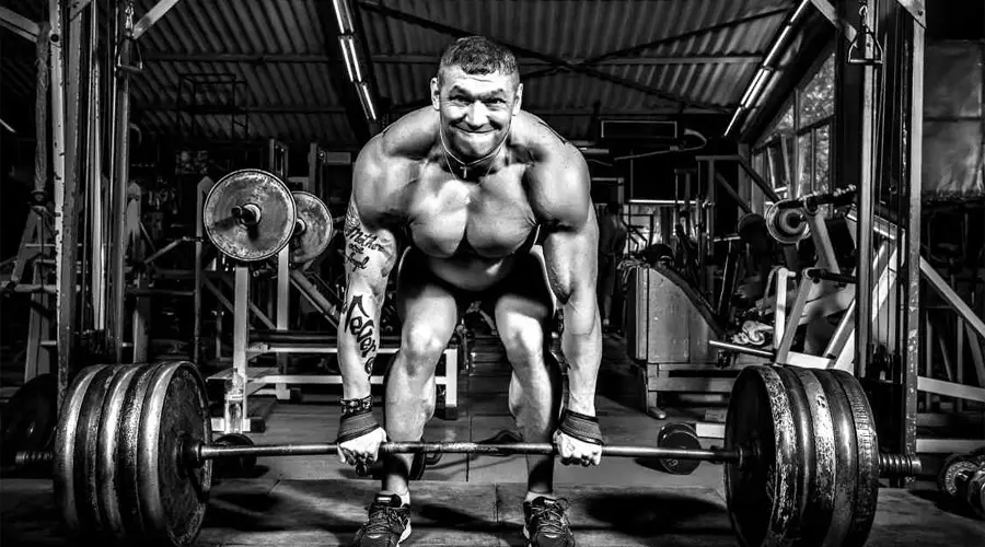 „Deadlift“ Galbūt vienas geriausių pasipriešinimo pratimų. „Deadlift“ reikia atlikti labai atsargiai - nugaros trauma bus labai nemaloni. Neužmirškite apsauginio diržo ir geriau atlikti atsitraukimą prižiūrint treneriui.