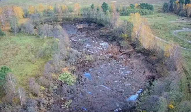 Innsjøen, 20 meter dyp, gikk umiddelbart under jorden sammen med fisken