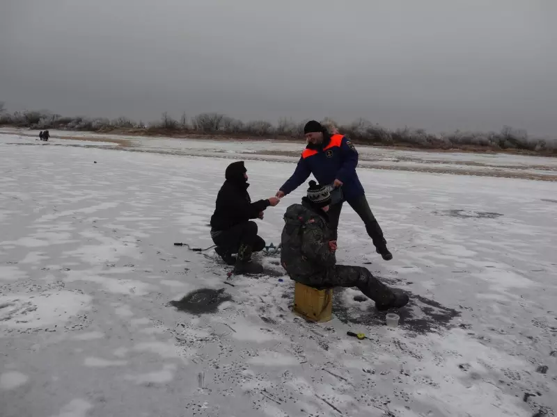 Ongelukke Dit is tyd om te praat oor wat om te doen as 'n ongeluk gebeur. In hierdie geval moet elke subglaciale visser 'n tou van 20 meter by hom hê en 'n "lewensredder" - 'n tou, aan die punte waarvan twee spykers of 'n aal vasgemaak word. As iemand deurval, steek die lewensredders in die ys sodat die drenkeling sy voet op die tou kan sit en kan uitklim.