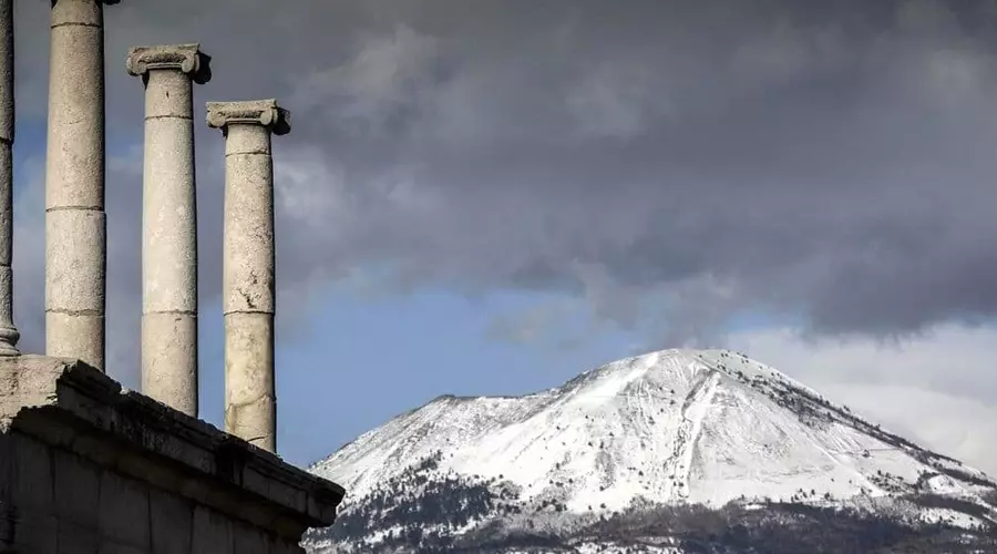 Pupusna di tukeran pikeun pangalaman Pondok désa anu saderhana sareng imah-imah nagara anu mewah anu dikokolakeunana dikubur di 79 Masehi nalika bitu Vesuvius. Hasilna, langkung ti dua puluh rébu jalma anu cicing di sareng sekitar Pompei maot. Tapi lava vulkanik parantos ngalestarikeun artefak kuno dina kaayaan anu teu acan pernah aya tiheula: kieu kumaha tragedi jaman baheula janten kasuksésan élmu modéren.