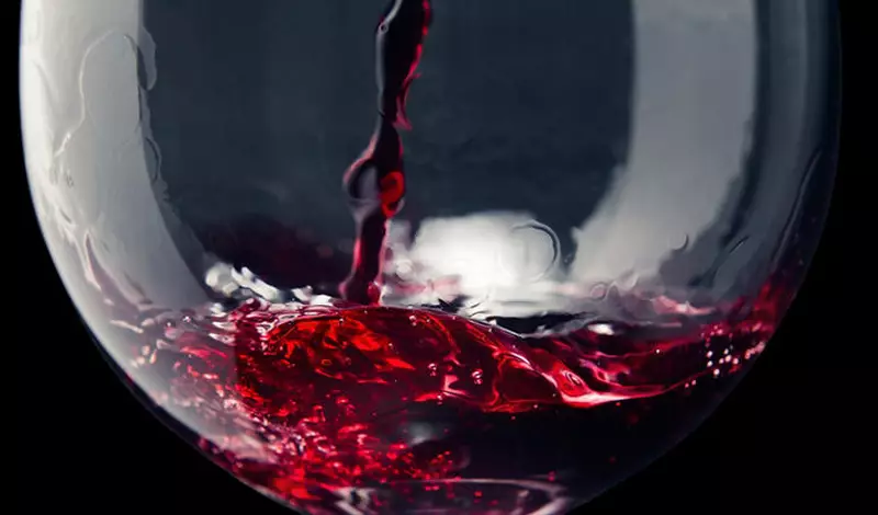 Vin rouge Un verre de vin peut vous aider à vous détendre, mais il peut aussi aggraver vos allergies. L'alcool est une drogue convulsive - qui peut provoquer un écoulement nasal et une congestion nasale persistante. En général, la règle est vraie pour toute boisson, mais c'est du vin rouge qu'il faut en principe s'abstenir. Il contient des sulfites, qui provoquent une réaction allergène chez la plupart des personnes sensibles à ce problème.