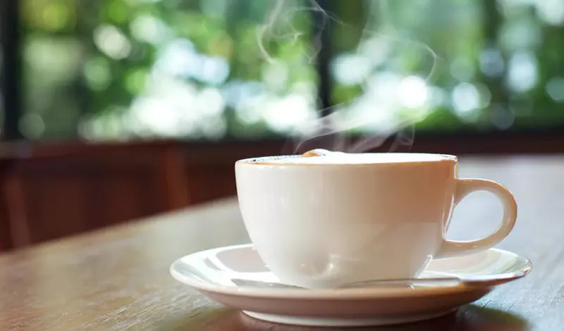 Café du matin La caféine est similaire à la théophylline, un médicament d'ordonnance utilisé pour lutter contre l'asthme. Bien sûr, ce dernier est plus efficace - mais vous vous sentirez peut-être encore un peu moins désagréable après votre café fort du matin. De plus, si votre allergie déclenche une migraine, la caféine peut également soulager les maux de tête.