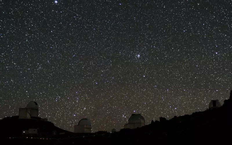 Zufällige Entdeckung Im Jahr 2011 maß das Koro-Weltraumteleskop, während es die Erde in einer Höhe von 1000 km umkreiste, die Höhe des Flusses von Protonen solaren Ursprungs. Mit diesen Messungen hat Koro ein Gebiet lokalisiert, in dem Protonen weiter reisen als irgendwo sonst auf der Erde. Genau in diesem Gebiet fand kurz zuvor die Suche nach der Air France 447 statt. Weitere Langzeitbeobachtungen bestätigten, dass das Magnetfeld hier anders ist als in anderen Teilen unseres Planeten. So entstand der offizielle Name - die South Atlantic Magnetic Anomaly.