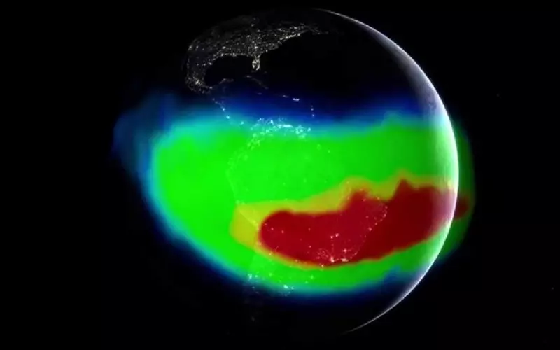 Localização da anomalia A anomalia do Atlântico Sul ou Brasil tem uma área de cerca de 8 milhões de quilômetros, cobre a maior parte da América do Sul e não para de crescer. As medições realizadas com o auxílio do satélite mostraram que justamente neste local o cinturão de radiação interno da Terra - o cinturão de Van Allen - está localizado a uma distância mínima da superfície do planeta. E talvez esse fator seja a razão dos estranhos eventos que ocorrem aqui.