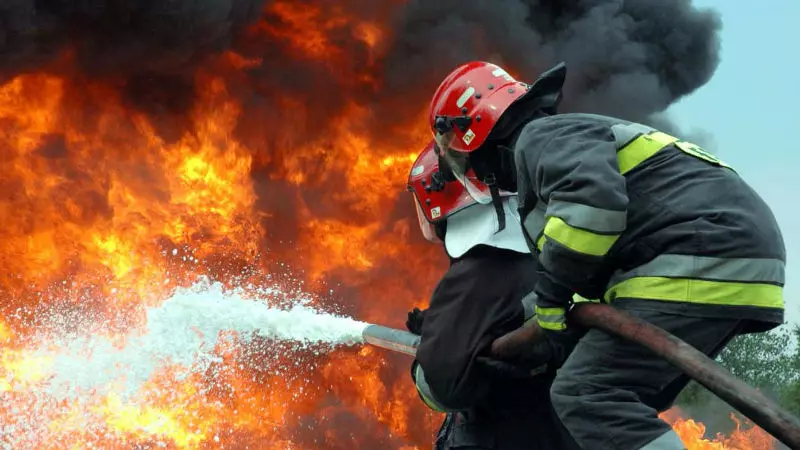 Brandbekæmpelse Under en brand frigives en så bred vifte af kemikalier i luften, at det er næsten umuligt at forudsige, hvad der præcist vil følge af hyppig udsættelse for en eller anden. Det vigtigste at huske er, at giftige elementer og asbest er farlige, selv efter at ilden er slukket. Forsøm ikke åndedrætsværn på alle stadier af brandslukning.