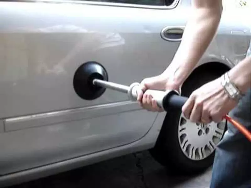 Ang Dent plunger Ang gagmay nga mga dents dali nga ma-adjust sa labing kasagaran nga plunger. Ang nag-una nga butang mao ang pagtrabaho nga maampingon aron dili madaut ang pintal.