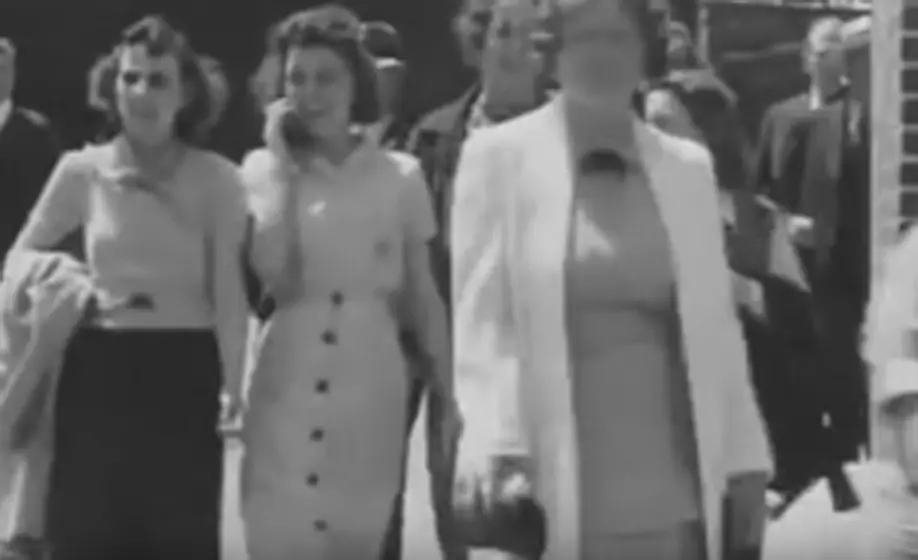 Chiamata Ed ecco una solita, a prima vista, foto di ragazze che camminano. Ecco uno di loro che parla al cellulare - e questo è nel 1938!