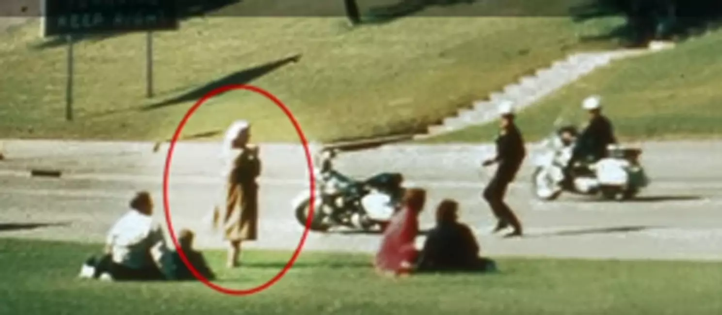 Lady Grandmother El moment de l'assassinat de John F. Kennedy, 1963. Totes les persones corren a la protecció al so de trets, només aquesta dona estranya està de peu i està filmant tot a la càmera. Posteriorment, els detectius mai no van poder trobar-la entre els testimonis oculars, i en el cas de l'assassinat apareix com a "Lady Granny".