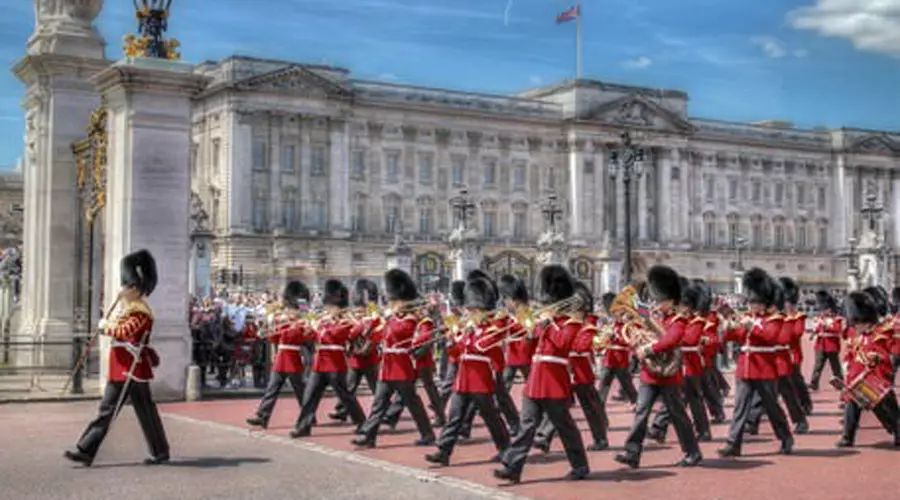 Cung điện Buckingham Bạn có tin hay không, nam châm du lịch này thực sự là một trong những công trình được bảo vệ tốt nhất trên thế giới. Mỗi ngày một lần, các con đường vào cung điện bị đóng lại và lính canh tiến hành một vòng. Vào ban đêm, một đơn vị đặc biệt túc trực ở đây - ngay cả tên trộm giỏi nhất cũng không thể lọt qua.