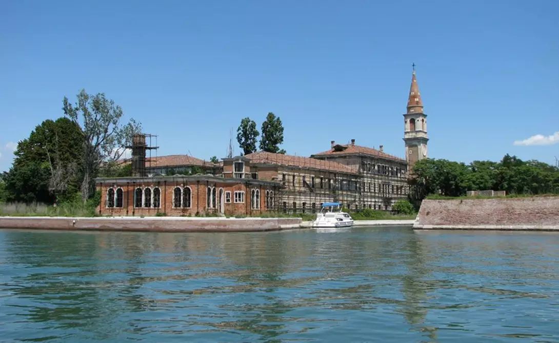 Poveglia Sa a ti zile, ki sitiye yon kilomèt soti nan kòt la nan lakansyèl Venice, te yon fwa yo rele zile a Lapès. Enfekte yo te pote isit la ak isit la yo te jwenn dènye rès yo. Yo kwè ke 50% nan tè zile a se rete imen.