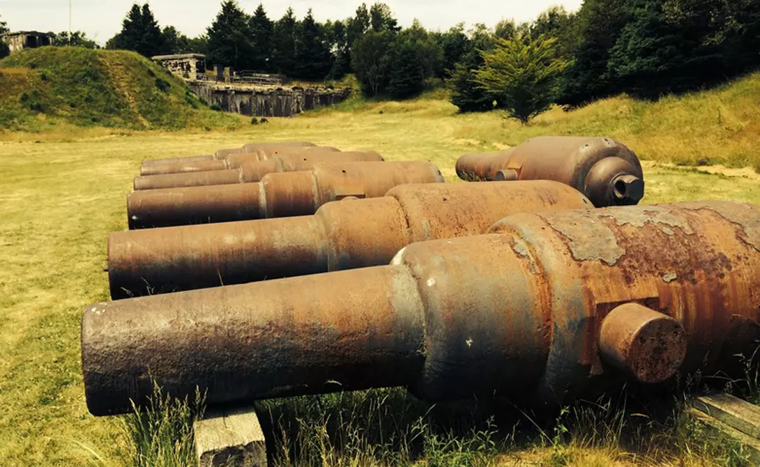 McNab Island Zile Kanadyen sa a se yon veritab jaden pouri anba tè, ak estrikti inonbrabl abandone ak ruine pwentiyeu peyizaj la, ki soti nan enstalasyon militè yo ak kay prive nan yon faktori soda. Li te posede pa sèlman fanmi Scottish ki te dirije pa Peter McNab.