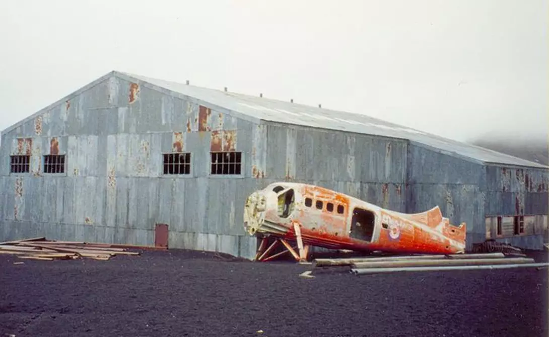 Desepsyon Latè konsidere kòm youn nan pò ki pi an sekirite nan tout Antatik. Ice hummocks fiable pwoteje bato kont tanpèt ak icebergs. Pou plizyè ane, yon estasyon balèn Nòvejyen-Chilyen ak plizyè estrikti syantifik te baze isit la. Lè sa a, yon pete nan aktivite vòlkanik te kondwi moun ki soti nan peyi sa yo.