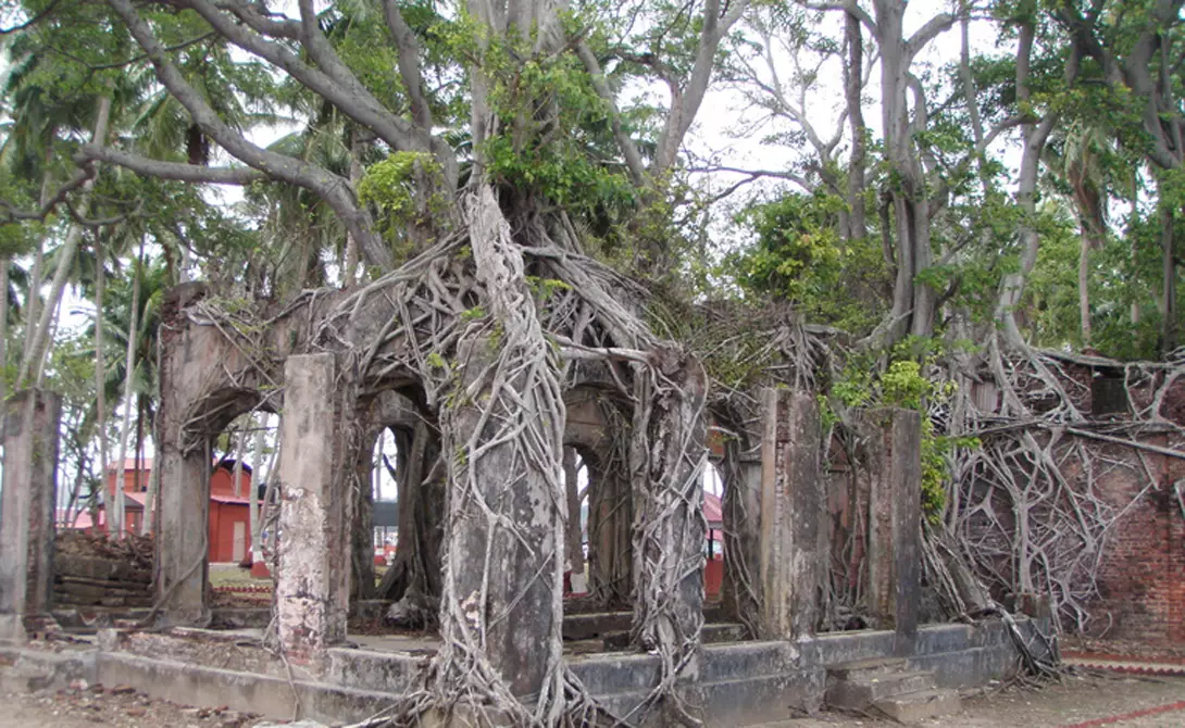 Ross Island Règleman an te fonde nan 18tyèm syèk la pa kolonyalis Britanik yo. Nan moman sa a, Grann Bretay te konsidere kòm larenn lan nan lanmè yo e li te kapab menm rive nan achipèl Andaman an. Men, gen anpil dlo koule anba pon an e kounye a, zile a se yon moniman tris nan konfyans nan tèt moun.