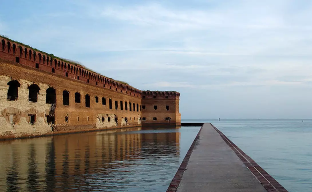 Dry-Tortugas Juan Ponce de Leon اولین بار در سال 1513 به این قسمت از جزایر برخورد کرد. سپس آنها فقط مجموعه ای از مرجان بودند. این جزیره شهرت غم انگیز ناوشکن کشتی ها را دریافت کرد: اینجا تا به امروز گنجینه های ناگفته گالن های اسپانیایی زیر آب قرار دارد. در ظاهر ، قلعه قرون وسطایی جفرسون حفظ شده است - قلعه ای یکبار آسیب ناپذیر ، مجهز به چهارصد توپ.