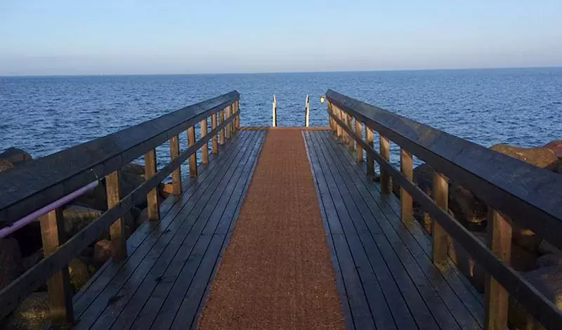 Gaarmaak van die liggaam Geen praktiese truuks nie. Om in koue water te swem, vereis behoorlike, lang en sistematiese verharding. U moet begin met die koue - natuurlik nie kaal nie, maar net in ligte klere. Na 'n week van hierdie prosedures, skakel oor na 'n koue stort. 36 grade vir tien dae, dan verlaag 1 graad per dag. Onthou om na 'n koue stort met 'n warm, droë handdoek te vryf, dit laat u bloed vinniger sirkuleer.