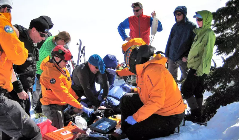 O profesor de Deadly Cold, Gordon Heybrecht, un dos principais expertos mundiais en hipotermia, publicou recentemente un informe bastante sorprendente. Segundo a súa investigación, unha persoa é capaz de soportar unha temperatura baixo cero moi grave, aínda que antes se pensaba o contrario. Unha vez que está a temperaturas extremadamente baixas, o corpo comeza, paulatinamente, a diminuír todas as súas funcións. O corazón latexa máis lentamente, o sangue faise máis espeso, pero se consegues chegar ao hospital a tempo, incluso se pode reverter unha hipotermia significativa.