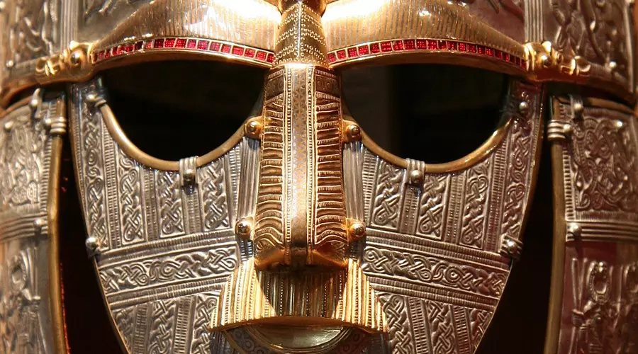 Sutton Hoo Sa a te non an nan chanm nan antèman nan ansyen lidè Britanik la ki te dirije plizyè branch fanmi nan syèk la 7th. Se kavo a poukont li antoure pa kòm anpil 19 ti mòn plen ak trezò nan tan sa a - zam, tas an lò, menm vye zo eskèlèt bato. Sutton Hoo ègzumasyon a te fè limyè sou istwa a ansyen nan Grann Bretay.