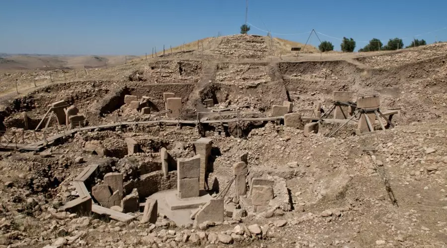 Hisarlyk Höyüğü 1800 yılında keşfedilen bu höyük, yüzyılın neredeyse en önemli arkeolojik keşfi haline geldi. Gerçek şu ki, höyük dolaylı olarak Truva'nın varlığını doğruladı - ve sonuçta yüzyıllar boyunca bu şehrin bir efsaneden başka bir şey olmadığına inanılıyordu. Höyükten başlayarak, Schliemann daha sonra büyük şehrin kendisini keşfetmeyi başardı.