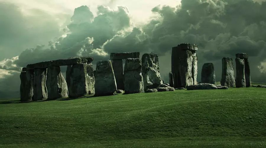 Ang timailhan sa Stonehenge Ang Stonehenge dugay na nga punoan nga misteryo sa arkeolohiya. Ang wala nahibal-an sa mga istoryador, gipakamatarung ang dili tin-aw nga katuyoan niini. Bisan pa, sa 2015, ang arkeologo nga si David Jackies, sa mga pagpangubkob, nakadiskubre usa ka bukog sa usa ka bison, usa ka hayop nga gigamit sa agrikultura, duol sa halangdon nga mga bato. Gitapos ni Jackies nga sa mga 8800 BC, ang Stonehenge wala gyud gilain nga mistisiko nga butang: lagmit kini usa ka butang nga sama sa usa ka gamay nga kinutaang lugar.