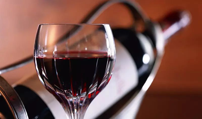 Rotwein Wahrscheinlich der schönste Artikel auf unserer Liste. Red dry enthält Resveratrol, das die Proteinproduktion anregt. Das wiederum wirkt sich positiv auf den Fettabbau aus. Natürlich sollte man nicht jede zweite Mahlzeit durch Wein ersetzen, aber ein halbes Glas am Tag schadet niemandem.