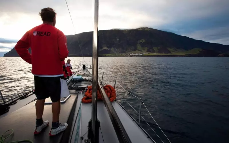 Tristan da Cunha Hili ni jina la kujivunia la mvumbuzi wao, baharia wa Ureno Tristan da Cunha, aliyebebwa na kundi lote la visiwa vilivyo katika Bahari ya Atlantiki Kusini. Visiwa ni makazi ya mbali zaidi ulimwenguni kutoka mabara - ardhi ya karibu iko zaidi ya kilomita 2000 mbali. Visiwa hivyo vimetengwa na ulimwengu wa nje - hakuna ndege za kawaida za abiria hapa. Unaweza kufika huko tu kwa boti za uvuvi au kwa meli za utafiti.