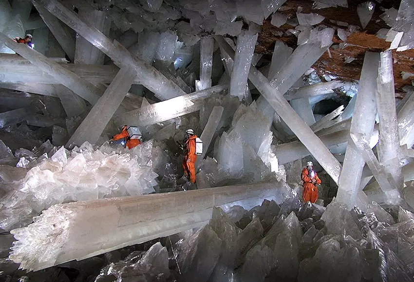 Cave of Crystals ประเทศเม็กซิโก ถ้ำหินปูนที่ถูกค้นพบโดยบังเอิญในปี 2000 โดยการขุดอุโมงค์ใหม่ มีความยาว 11 เมตร กว้าง 4 เมตร ถ้ำเต็มไปด้วยคริสตัลซีลีไนต์ที่ใหญ่ที่สุดในโลก: พวกมันโผล่ออกมาทุกที่ในทิศทางที่ต่างกัน อายุของพวกเขาอยู่ที่ประมาณ 500,000 ปี อุณหภูมิในถ้ำสูงถึง 58 ° C และความชื้น 90-100%