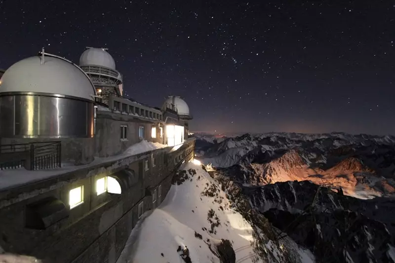 Pic du Midi -fjellet i Pyreneene er et av få steder der fotografiske observasjoner på grunn av den spesielle roen i atmosfæren kan sammenlignes med visuelle. Denne funksjonen lar forskere fra det lokale observatoriet ta unike bilder og turister - for å nyte utsikten over stjernehimmelen.