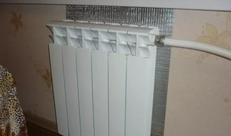 Kuyika chowunikira Kumbuyo kwa radiator iliyonse kuli malo okwanira kuti akafike pamanja. Khoma pakhoma, kuseli kwa rediyeta, zojambulazo zowunikira kapena zinthu zosonyeza kutentha, thovu la thovu. Onetsetsani kuti kusiyana pakati pa chomata ndi batiri sikuchepera masentimita awiri, apo ayi kusunthidwa kwa mpweya kusokonekera ndipo zotsatira zake zidzakhala zosemphana ndi zomwe mukufuna.