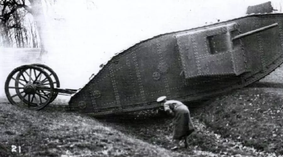 Marks I Pirmo reizi cilvēces vēsturē kaujas laukā ienāca bruņoti zvēri. Brits Marks I parādījās 1916. gadā un kļuva par tik acīmredzami spēcīgu spēku, ka tā ekvivalentu vispirms izveidoja vācieši, bet pēc tam - franči.