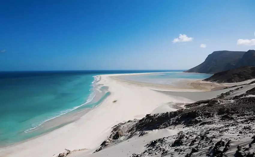 O Arquipélago de Socotra está localizado no Oceano Índico, a 350 km de distância. ao sul da Península Arábica. É constituída por 4 ilhas, três das quais - Socotra, Abd al-Kuri e Samha - são habitadas, e duas rochas. O arquipélago faz parte da República do Iêmen.