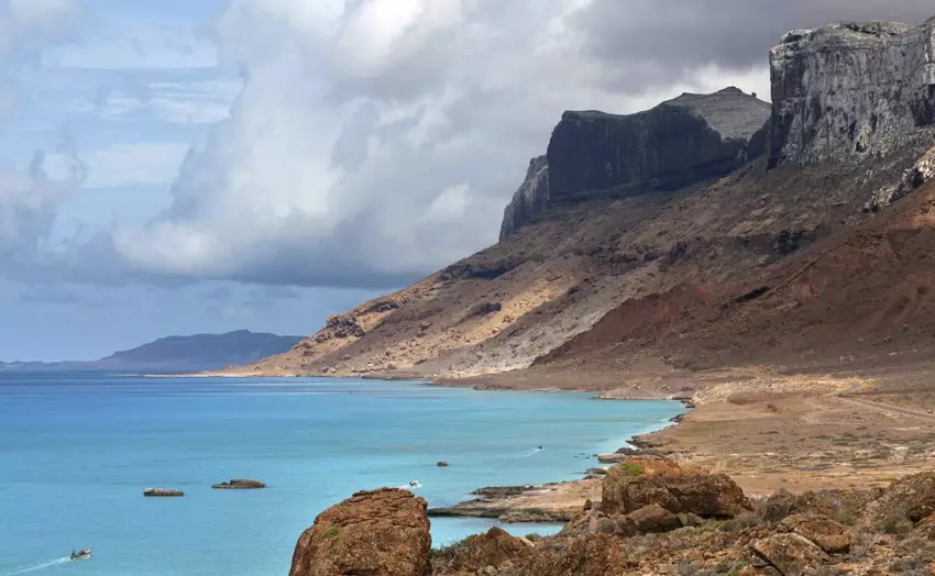 Nos meses de primavera e verão, a ilha encontra-se no caminho de ciclones tropicais, durante este período nem sempre é possível nadar até à costa de Socotra. A época mais favorável para visitar a ilha é do início de outubro ao final de março.