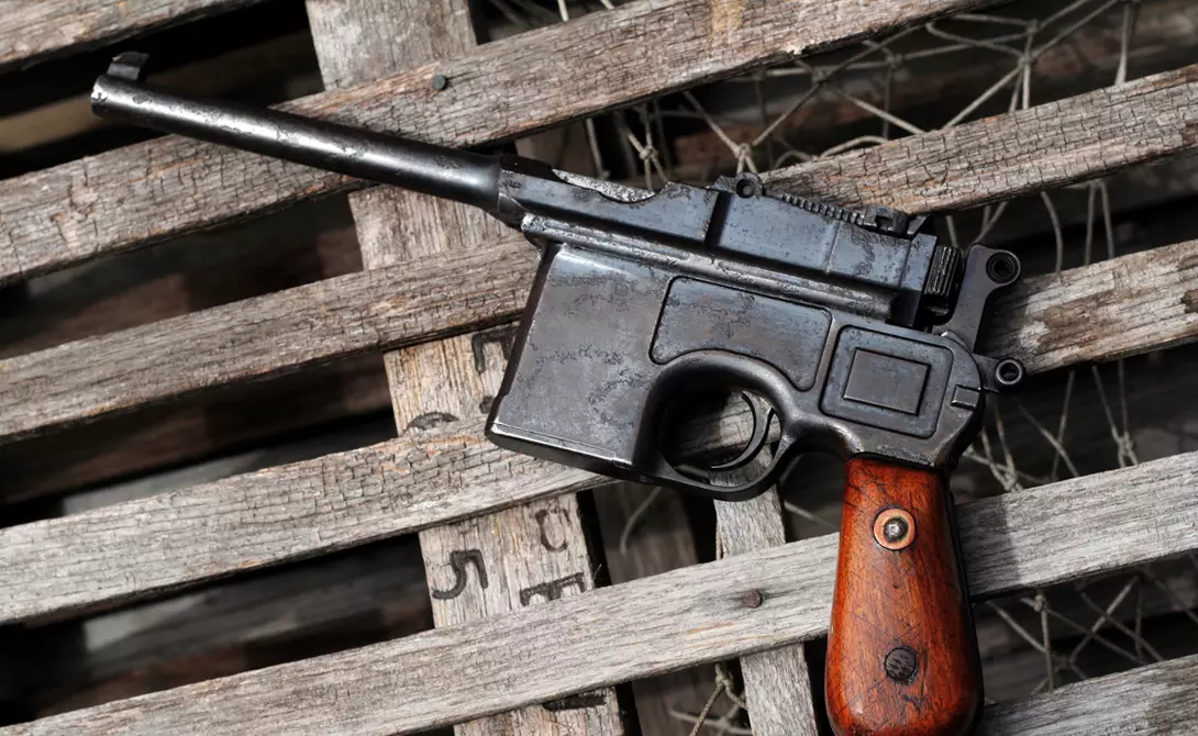 Mauser C96 Etranj, men konsepsyon an 1896 te yon siksè menm nan kòmansman Dezyèm Gè Mondyal la. Yon klè, efikas, serye "Mauser" pa t 'antre nan sèvis ak nenpòt ki lame: ofisye soti nan tout mond lan te achte zam pou pwòp lajan yo, ki pwefere echanj lajan pou pwòp san yo.