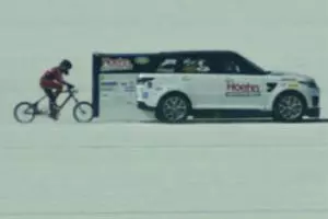 自転車で時速300km：アメリカ人はボーイングが離陸するよりも速く移動しました