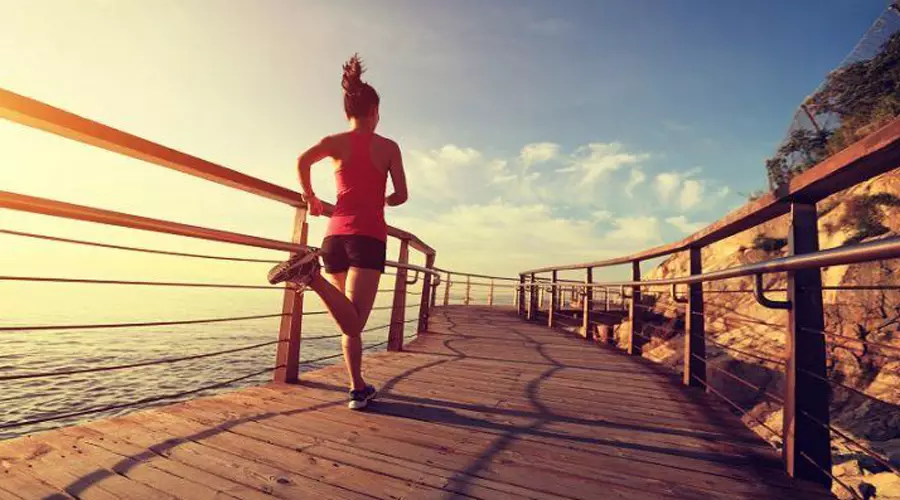 Corrida com intervalo 106 calorias em 10 minutos A corrida com intervalo faz seu coração bater mais rápido. Além disso, nesse tipo de exercício, você também acelera o metabolismo, o que significa que perderá peso mesmo depois de voltar para casa.