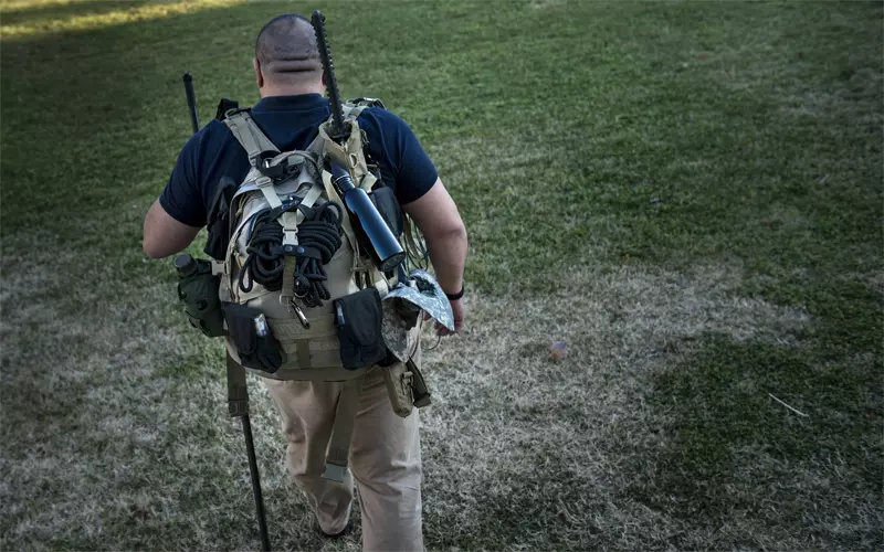 72 Siegħa Backpack ta '72 siegħa għandu jiġi kkontrollat ​​u mibdul diversi drabi fis-sena - staġjonali. - kit mediku komplut, li jinkludi l-aktar apparati u skalpelli sempliċi; - 2 ikliet sħaħ niexfa għal kull persuna għal kull jum; - tinda u tliet boroż ta 'l-irqad; - sett ta 'għodda (mannara, sikkina, aċċessorji tas-sajd kompatti); - mezzi ta 'komunikazzjoni; - murtali tas-sinjali; - tliet bidliet ta 'ħwejjeġ u żraben għal kull persuna; - prodotti bażiċi tat-twaletta; - kutra żejda; - ħwejjeġ sħan.