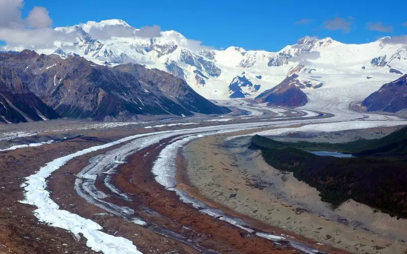 Hifadhi ya Kitaifa ya Wrangell St. Elias na Hifadhi: 53,321 km² Hifadhi ya Kitaifa ya Wrangell St. Ni mbuga kubwa zaidi ya kitaifa nchini Merika. Hifadhi hiyo ni Tovuti ya Urithi wa Dunia wa UNESCO na ni sehemu ya Hifadhi ya Kimataifa ya Biolojia. Ziko katika bustani hiyo, Mlima Mtakatifu Elias ni kilele cha pili kwa juu nchini Canada na Merika.