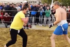 Un boxeur de 50 ans sort contre un combattant de MMA