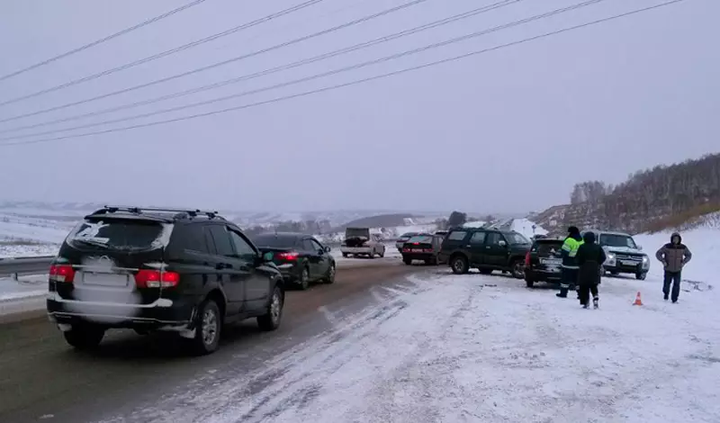 پدال ترمز در حالت ایده آل ، ترمز زمستانی باید بدون پدالی به همین نام انجام شود. با آزاد کردن تدریجی گاز و ترمز موتور ، خودرو را متوقف کنید. سعی کنید بر ترمزهای مرحله ای مسلط شوید.