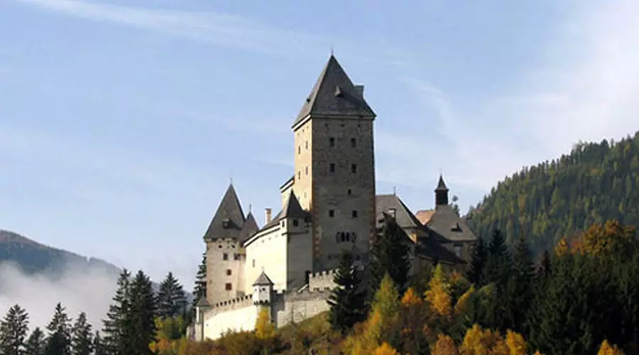 Ang Moosham Austria Gitukod sa katapusan sa ika-12 nga siglo, ang Moosham Castle nahimo nga usa ka hilum nga saksi sa pagkamatay sa libu-libong mga batang babaye. Ang mga panahon sa pagpangayam sa bruha gihimo nga Moosham nga usa ka tinuud nga kuta sa Inkwisisyon, ang dugo nag-agay sama sa usa ka suba alang sa himaya sa trono sa papa ug mga hiyas nga Kristiyano. Pagkahuman sa ulahi, sa ika-19 nga siglo, ang mga salin sa namatay nga lagsaw ug kahayupan nagsugod sa pagkit-an malapit sa kastilyo, nga nagdala sa usa ka bag-ong balod sa mga hungihong. Hangtod karon, gituohan nga ang usa ka angkan sa mga karaang werewolves nagpuyo sa silong sa Moosham, nga mangayam sa gabii.