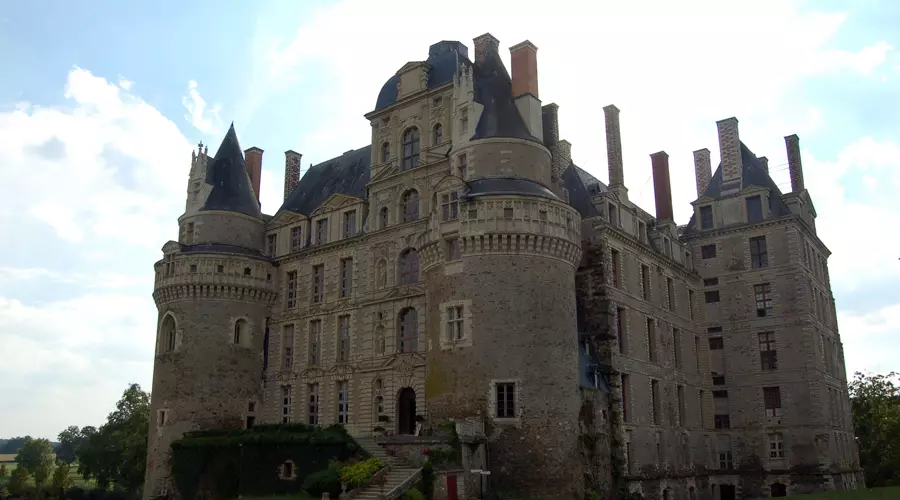 Château de Brissac France Mibni fis-seklu 11, il-kastell ta 'Brissac huwa meqjus bħala d-dar tal-ghosts u l-ghosts kollha taċ-ċentru tal-punent ta' Franza. Skond il-leġġenda, wieħed mill-ewwel sidien tal-kastell qabad lil martu ma 'raġel ieħor u qatel lit-tnejn li huma. Illum, is-sidien il-ġodda jirranġaw riċevimenti hawn għas-soċjetà għolja minn fost dawk li jixtiequ jimmarkaw in-nervituri tagħhom.