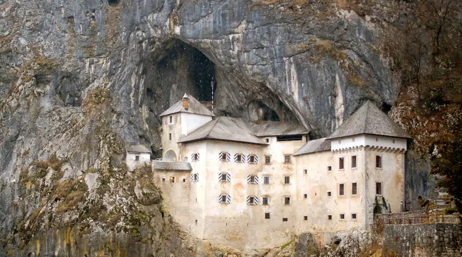 Predjama Castle 斯洛文尼亚 著名的海盗骑士 Erazem 曾住在这里，他组织了对海岸的袭击和过往船只。城堡里布满了数百个地下通道、洞穴和庇护所，这证明了“猎魔人”不敢探索。