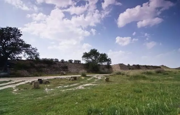 Xanadu Utvrđeni grad velikog carstva Kublai Khana prvi je opisao Marko Polo. No povjesničari nisu baš vjerovali pričama slavnog putnika - između ostalog, Polo je govorio o deset tisuća bijelih konja koje čuvaju pravi zmajevi. Međutim, suvremeni arheolozi doista su uspjeli pronaći Xanadu. Ispostavilo se da grad ima ogroman zoološki vrt životinja prikupljenih iz cijelog svijeta. A na stupovima ispred njega sjedili su zlatni zmajevi!