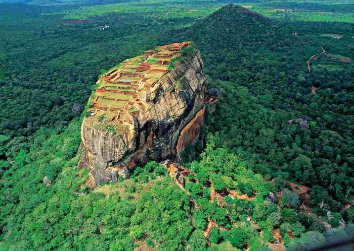 シギリヤスリランカの王、カサパは、高さ200メートルの岩の上に宮殿を建てました。彫刻が施されたライオンの口を通る巨大な階段からのみアクセスできました。神秘的な街に関する情報は何世紀にもわたって姿を消し、考古学者がシギリロックをほとんど偶然に再発見したのは前世紀になってからでした。