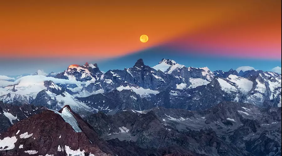 Verndaður dalur Kínverski heimspekingurinn og ferðalangurinn Laodzin skildi erfingjunum eftir ritgerð sem lýsir lífi ákveðins „verndaðs dals“, einnig staðsett handan Himalaya. Frásögn Laodzin lýsir nokkuð nákvæmlega nokkrum tíbetskum þorpum sem ferðalangurinn ferðaðist um á leiðinni í dalinn. Þessi staðreynd gefur orðum kínverska guðspekingsins nokkurt vægi: hann var í raun í Tíbet og fór í raun í nokkra fjallaleiðangra. Á sama tíma er kínverski heimspekingurinn fullkomlega sammála tíbetskum búddistum: aðeins þeir sem fylgja leið upplýsingarinnar geta fundið Shambhala.