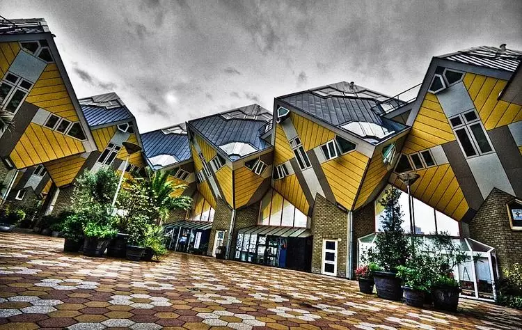 Cubic House Rotterdam, Holland Tatsächlech kënnt Dir Iech ganz séier un d'Liewen am Kijk-Kubus gewinnen. Wéi vum Architekt Pete Blom konzipéiert, enthält all Haus 3 Stäck an engem normale Wénkel, mat enger Kichen, Buedzëmmer, Schlofkummer an all aner Zëmmer typesch fir normal Haiser.