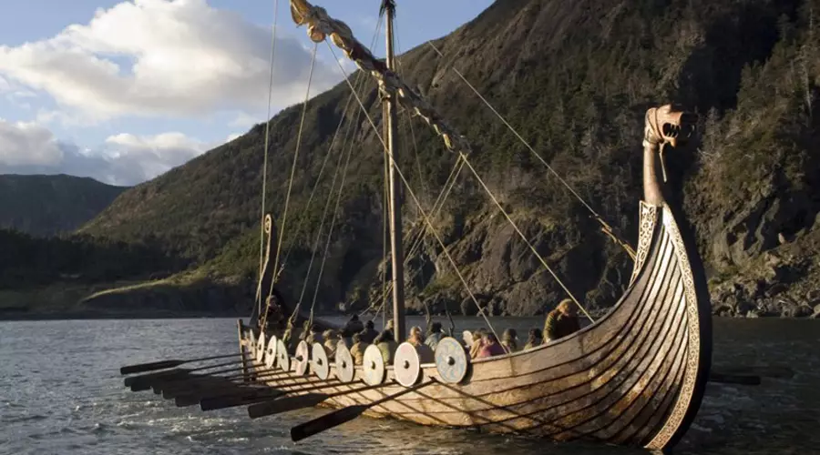 Fleet Victory: Vikings Noen historikere anser vikingene som de første piratene. De har faktisk oppnådd betydelig suksess innen navigasjon. Lange drakkars var perfekt tilpasset både dype og kystnære farvann. Manøvrerbarheten til vikingskipene forble også på et godt nivå, mens skipene i den romerske marinen hovedsakelig stolte på neseslag og ikke kunne tilstrekkelig motvirke det raske, manøvrerbare skipet.