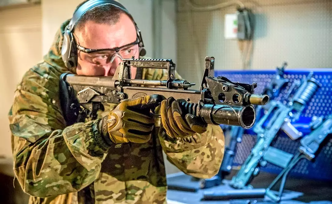 Bullpup Russyske wapensmeden hawwe net bysûnder foardiel fan 'e bullpup -yndieling, dy't frij gewoan is yn it westen, wêryn de winkel efter de handgreep leit, en de ûntfanger fungearret as in kont. It wie lykwols dit skema dat waard keazen foar de ADS, wêrtroch it behâld fan 'e kompakte ôfmjittings fan it masinegewear kin wurde sûnder it bestriden potinsjeel te besunigjen. Derneist wurdt wurkjen yn strakke en beheinde romten ek folle makliker.